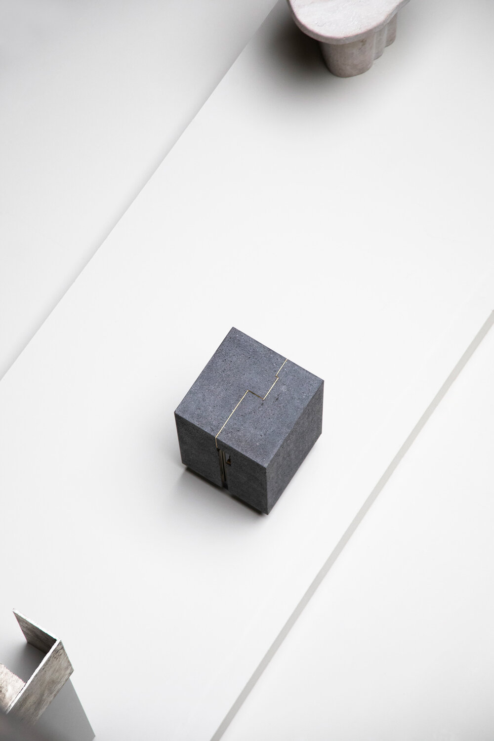 Amuleto Side Table by Vettoretti and Dolores | Aesence®