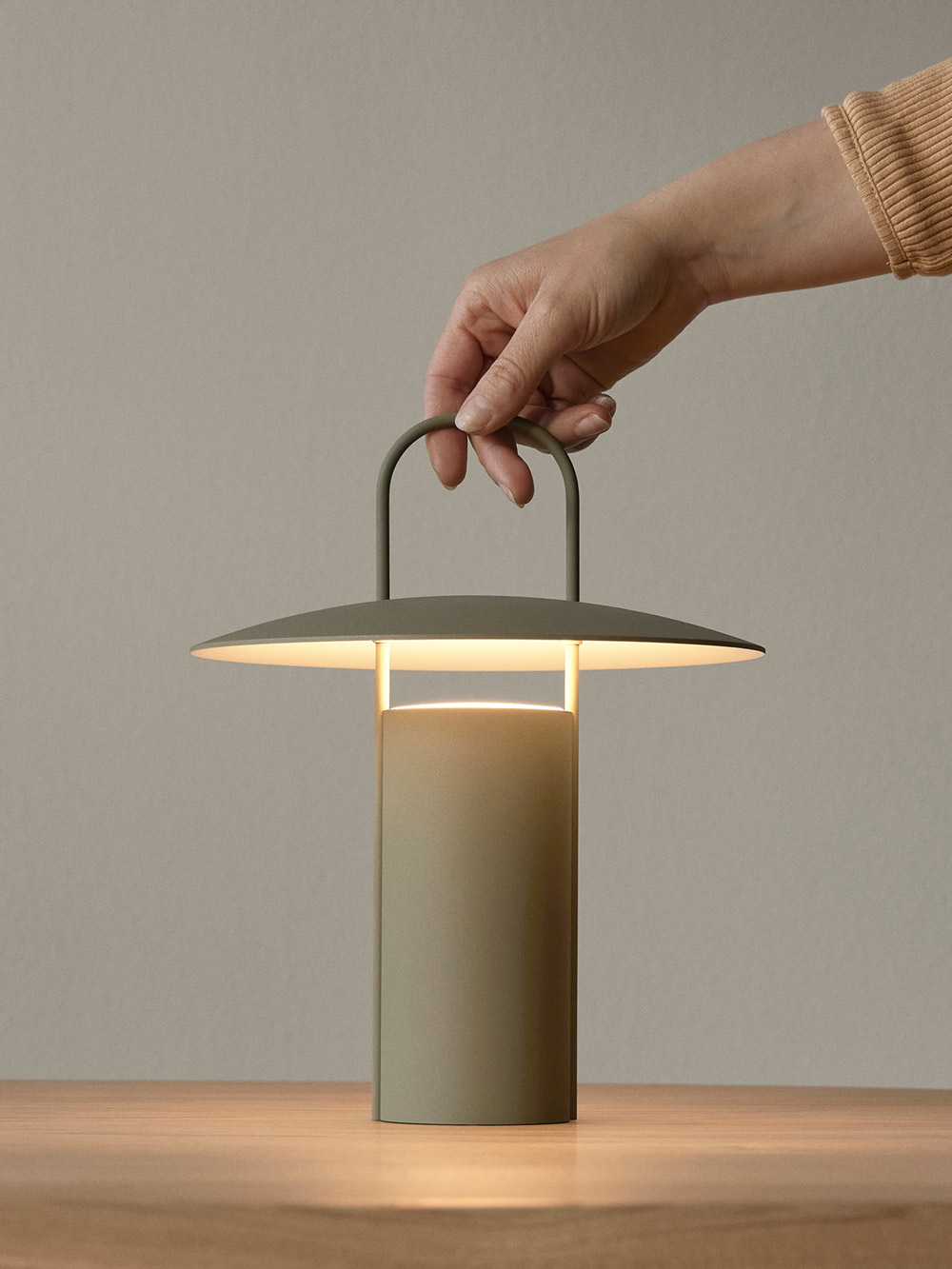 Ray Table Lamp by Daniel Schofield | Aesence®